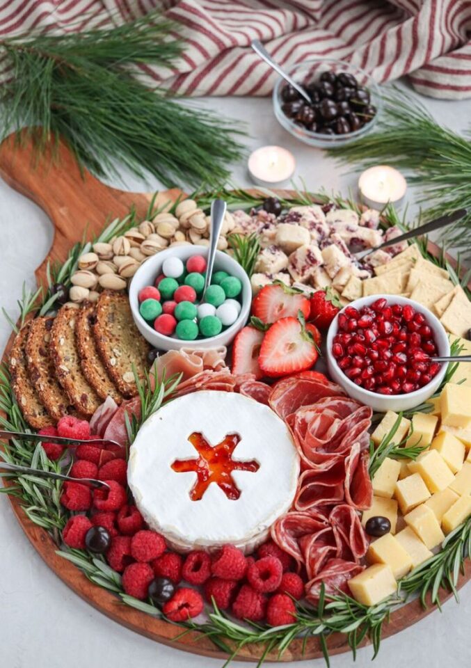 26 Christmas Charcuterie Boards That'll Wow Your Holiday Guests ...